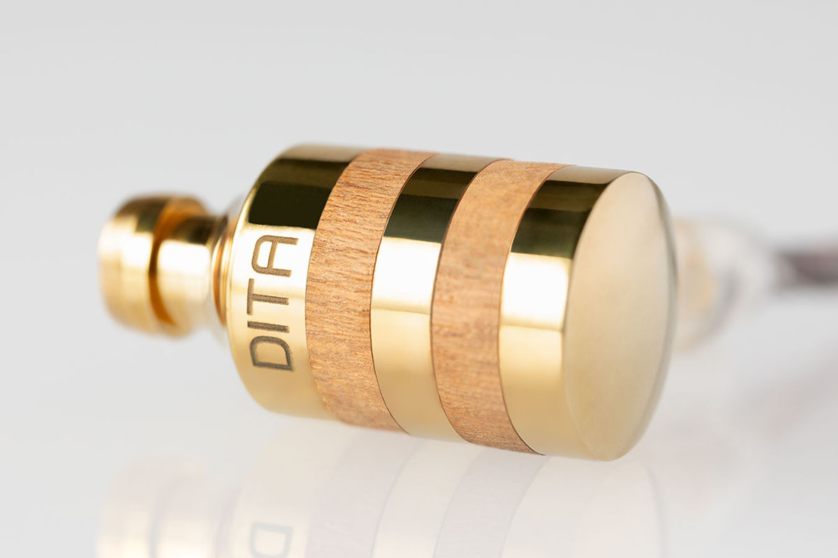 DITA、“真鍮”と“桜”を組み合わせた限定イヤフォン「SAKURA 71」 - AV Watch